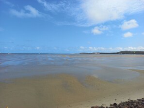 Casa Comfort | Praia | Na praia, praia de areia branca, guarda-sóis de praia, 3 bares na praia 