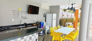 Casa Comfort | Cozinha privada | Um frigorífico, um micro-ondas, liquidificador, utensílios de cozinha 