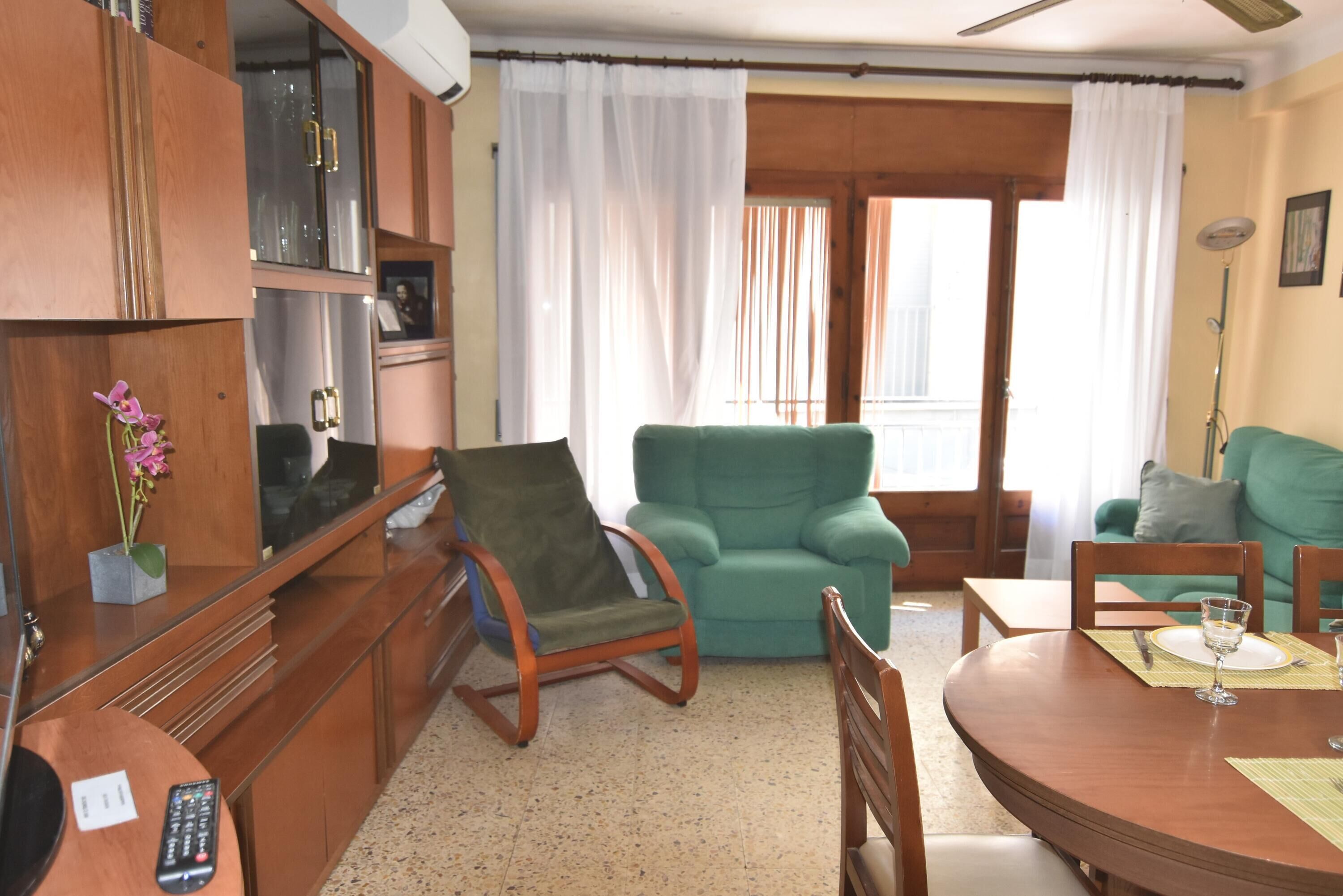 Charming Town House In Roses, Costa Brava, 100 Meters From The Beach. 4 Bedrooms, Modern Kitchen, Balcony, Free Wi-fi. - Roses