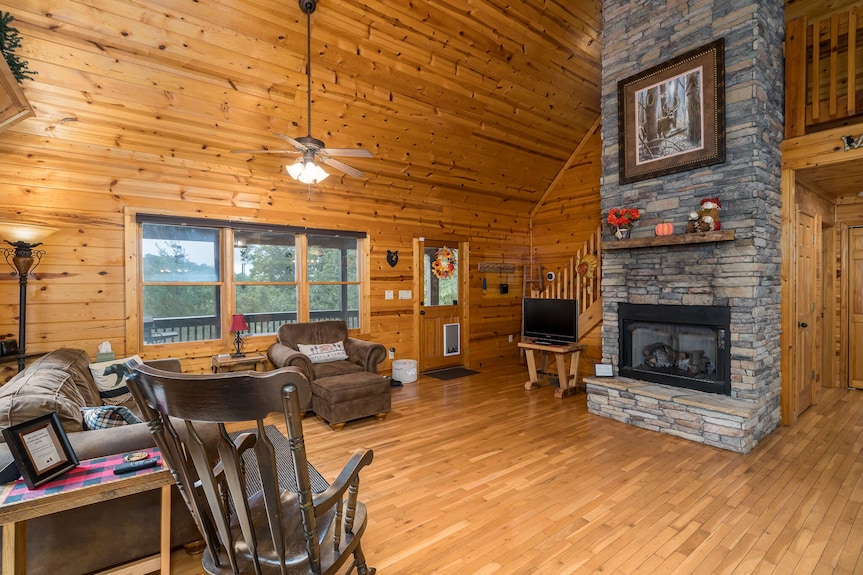 Game Room! Hot Tub! Fire Pit! Big Screen Tvs! Beautiful Cabin! Wildlife! - Blue Ridge, GA