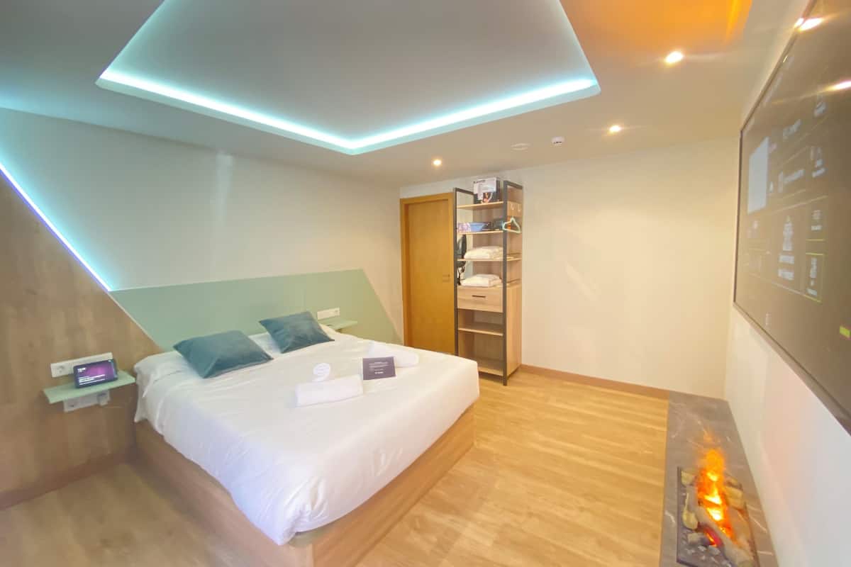 Quarto moderno com cama, mesa de cabeceira e roupeiro embutido.