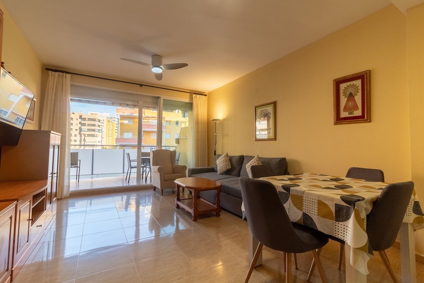 Global Vacacional: Piso Práctico, Con Terraza Y Piscina En La Playa De Canet - Canet de Berenguer