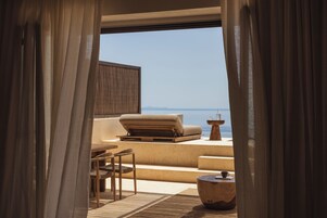 Deluxe Cave Suite with Outdoor Private Pool and Sea View | Minibar, cofre no quarto, cortinas/cortinados opacos 