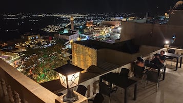 1 quarto, secretária, secretária adequada para computadores portáteis