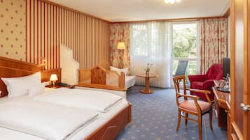 Quarto triplo | 1 quarto, cofres nos quartos, escrivaninha