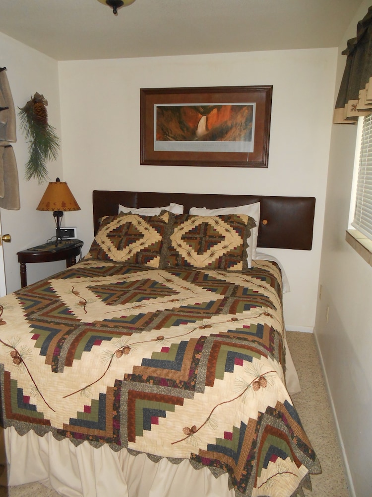 The Pinecone Cabin Is A Small Cozy Cabin In The Heart Of West Yellowstone, Mt. - West Yellowstone, MT