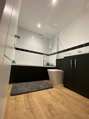 Apartamento | Banheiro | Chuveiro/banheira combinados, banheira de imersão, toalhas de banho 