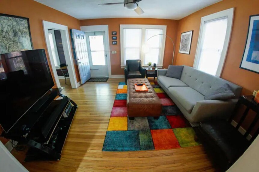 Steps To Downtown Iowa City, Cozy And Colorful! - Iowa City