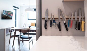 Apartamento de Luxo em Condomínio Fechado | Cozinha privada | Um frigorífico/congelador grande, um micro-ondas, um forno 