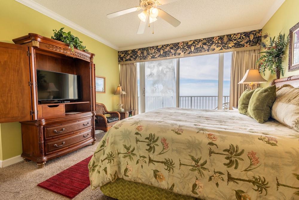 4BR 3BA at the Boardwalk with breathtaking sunset views on the 17th ...