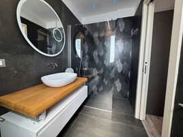 Apartamento Panorâmico, 2 quartos, terraço, Vista para a cidade | Casa de banho | Um polibã, artigos de higiene pessoal grátis, um secador de cabelo 
