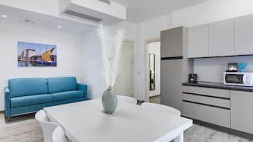 Apartamento Deluxe, 2 quartos, varanda | Sala de estar | Televisor LCD