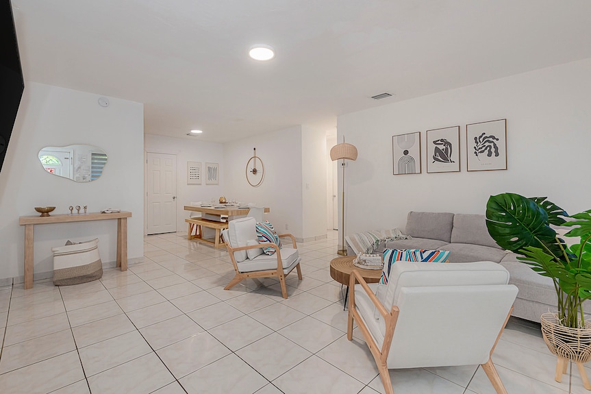 Charming Home 12min To The Beach\n - Hollywood, FL