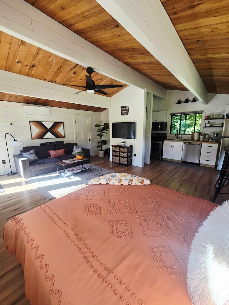 A Restful Studio Near a Creek and Forest - Pets - Douglas County | Vrbo