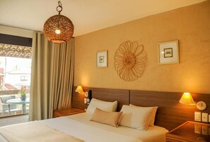 Minibar, cofre no quarto, Wi-fi grátis, roupa de cama fornecida