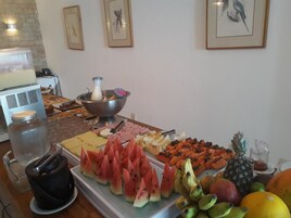 Pequeno-almoço tipo buffet diário incluído