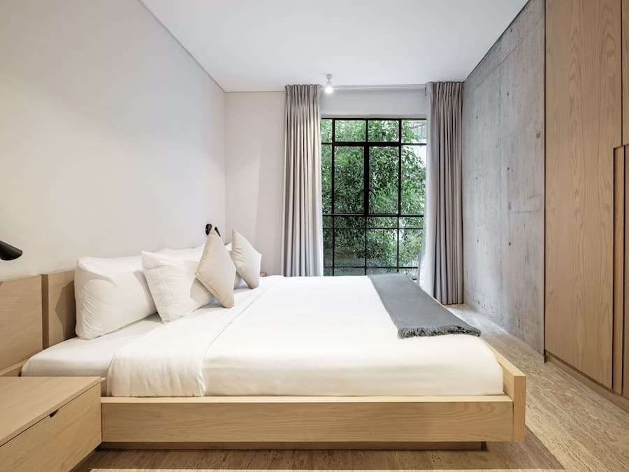 Apartamento Deluxe | Edredões de penas, cofre no quarto, com decoração personalizada