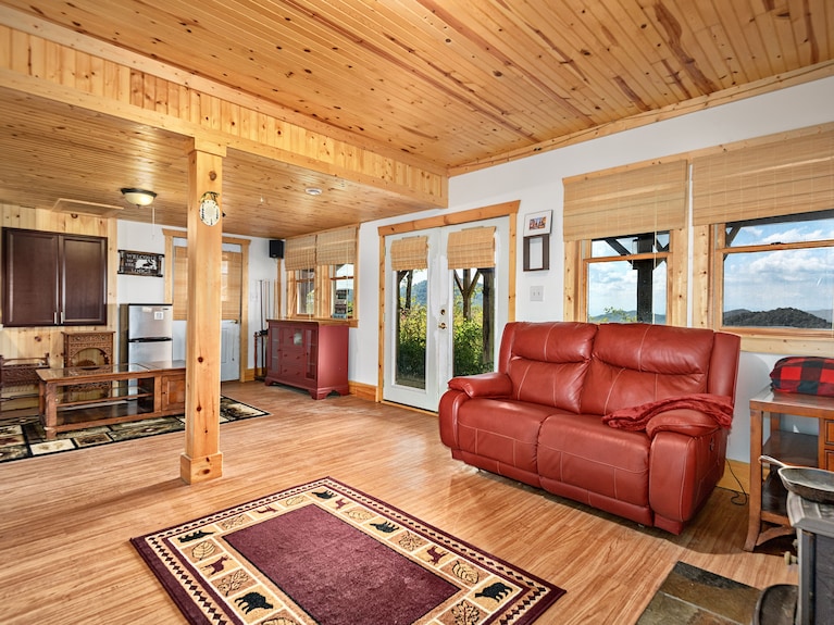 Black Bear Cabin W Majestic Views - Black Mountain, NC