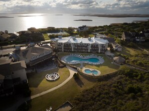 2 piscinas exteriores, da(s) 8:00 à(s) 22:00, guarda-sóis