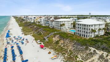 Na praia, praia de areia branca