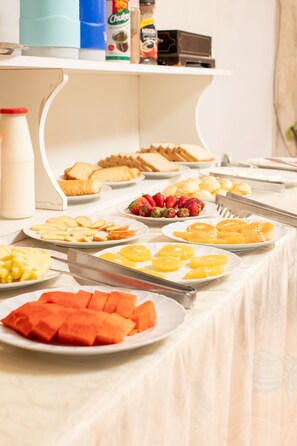 Café da manhã com buffet grátis durante a semana