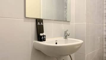 Estúdio | Casa de banho | Um polibã, artigos de higiene pessoal grátis, toalhas fornecidas