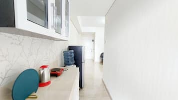 Apartamento | Cozinha privada | Geladeira grande, cooktop