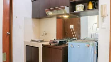 Apartamento | Cozinha privada | Geladeira grande, cooktop