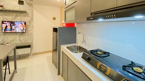 Uma cozinha moderna com fogão a gás, micro-ondas e forno embutido.