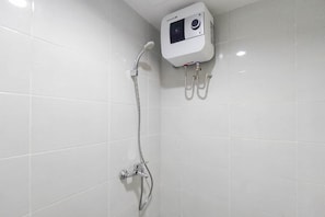 Estúdio | Banheiro | Chuveiro, produtos de toalete grátis, toalhas de banho