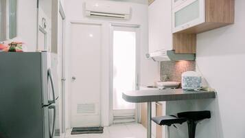 Apartamento | Cozinha privada | Geladeira grande, cooktop, chaleira elétrica