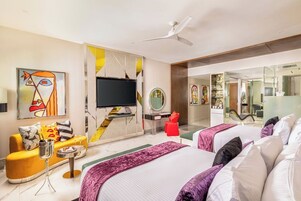 Roupa de alta qualidade, edredões de penas, minibar, cofre no quarto 