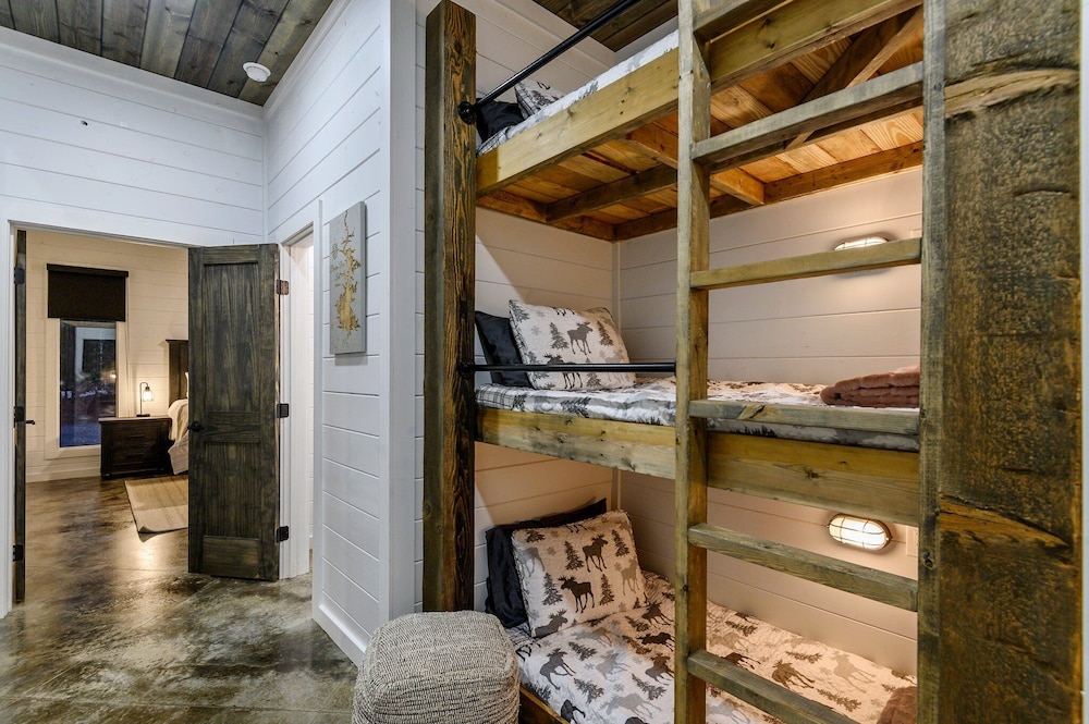 Moosin' Around,2 Kings,Bunks,HotTub,Firepit,Secluded,Playset ...