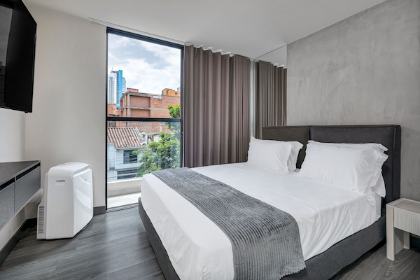 Apartamento, 3 quartos (301) | Roupa de alta qualidade, cofre no quarto, secretária