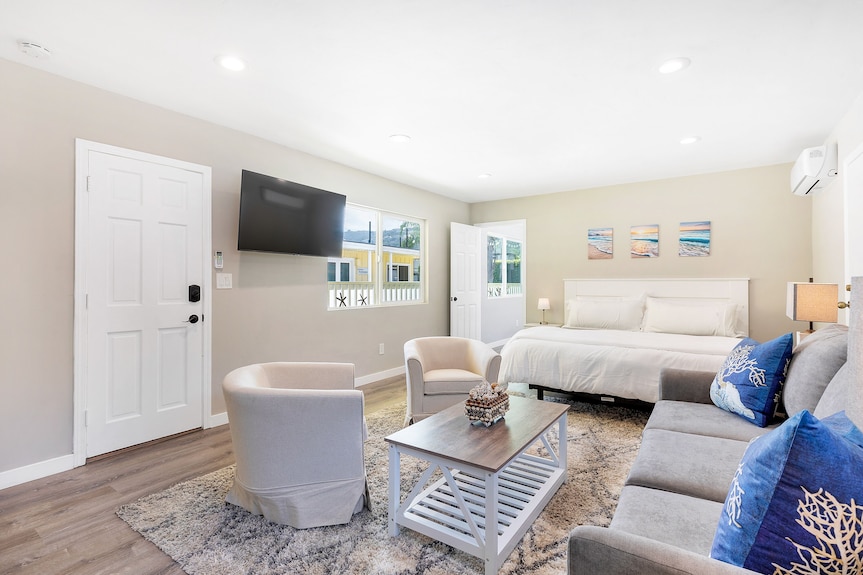La Jolla Shores Beach Bungalow W/ Balcony, 2 Units In 1 & Steps From The Beach! - San Diego, CA