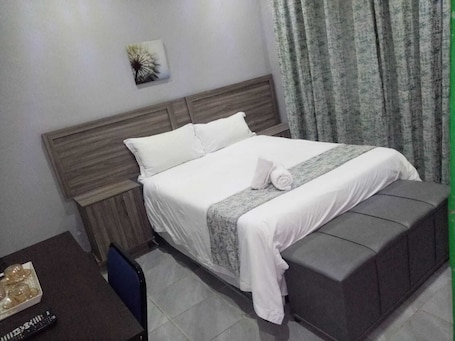 Quarto Clássico com Cama de Casal, 1 cama de casal, frigorífico, vista para o jardim | Secretária, secretária adequada para computadores portáteis . DE ELLAS BOUTIQUE LODGE