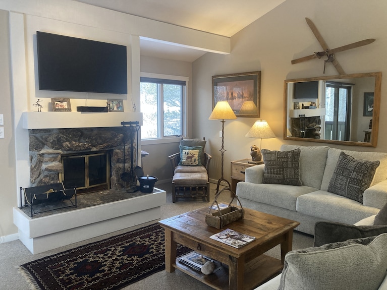 Riverrfont Corner Condo With Patio, Fireplace, Electric Grill, & Washer/dryer - Teton Village, WY