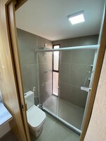 Suite | Casa de banho | Um polibã, artigos de higiene pessoal grátis, um secador de cabelo 