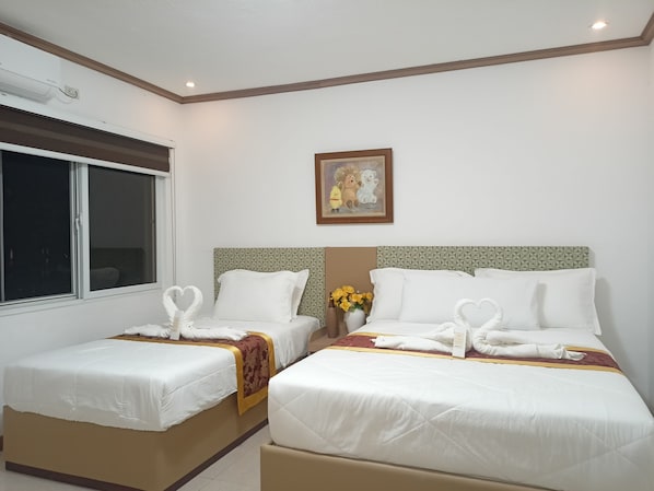 Suite Premium, várias camas, banheira adaptada para pessoas com dificuldades motoras | 1 quarto, Wi-fi grátis, roupa de cama fornecida