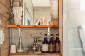 Villa Panorâmica | Casa de banho | Um polibã e uma banheira separados, uma banheira de imersão total 