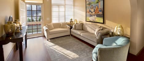 Casa de Campo de Luxo, 4 quartos, vista para a montanha, junto ao jardim | Sala de estar | Smart TV de 32 polegadas com canais digitais