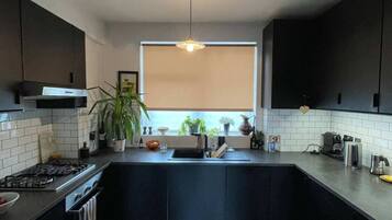 Apartamento Básico, 1 cama de casal | Cozinha privada | Um frigorífico, um forno, uma placa de cozinha