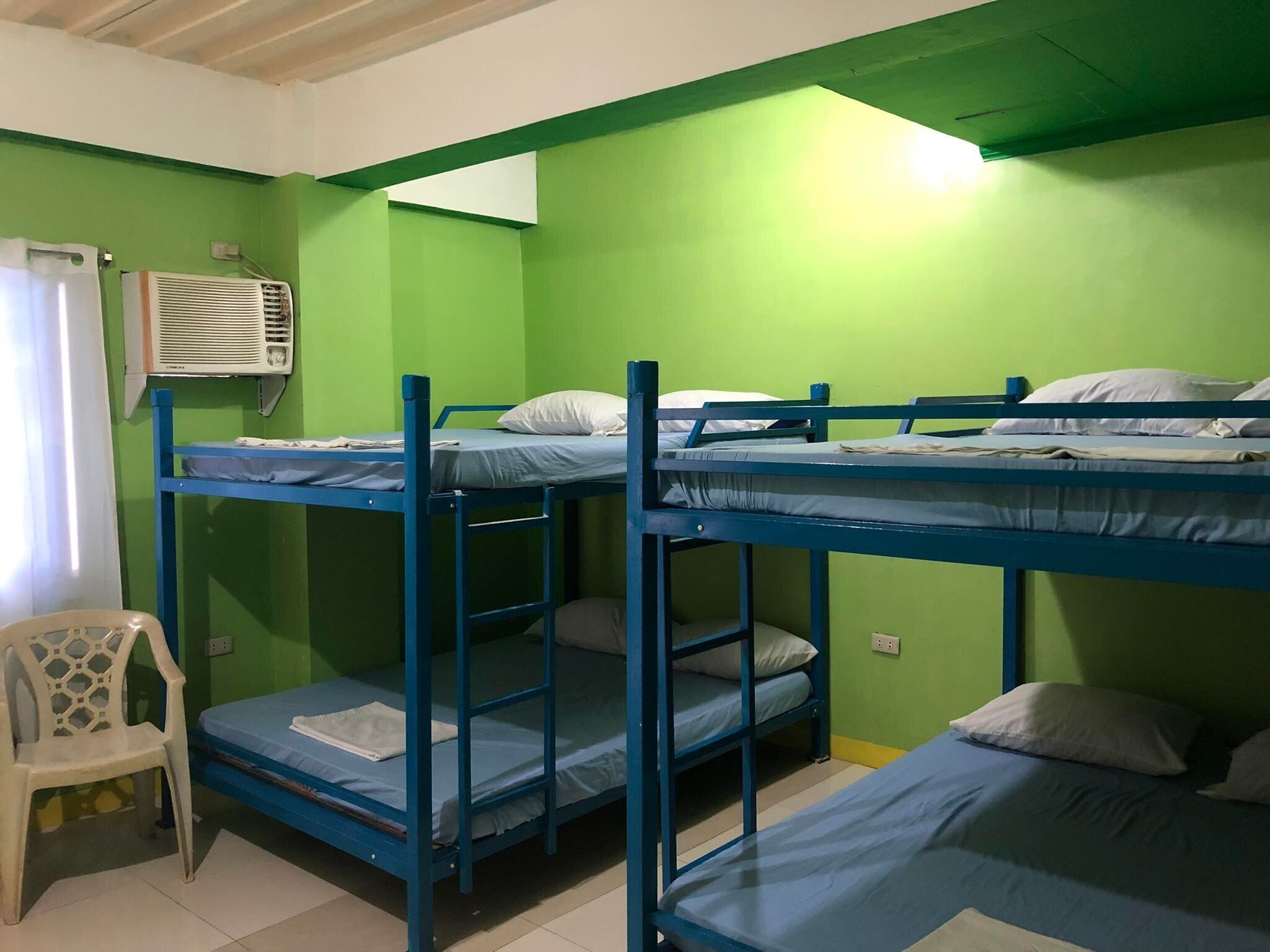 Quarto família | 6 quartos, escrivaninha, espaço de trabalho para notebook