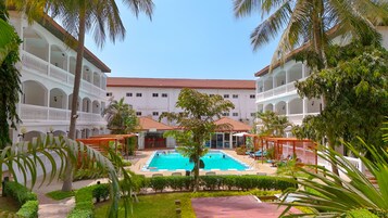 2 piscinas exteriores 