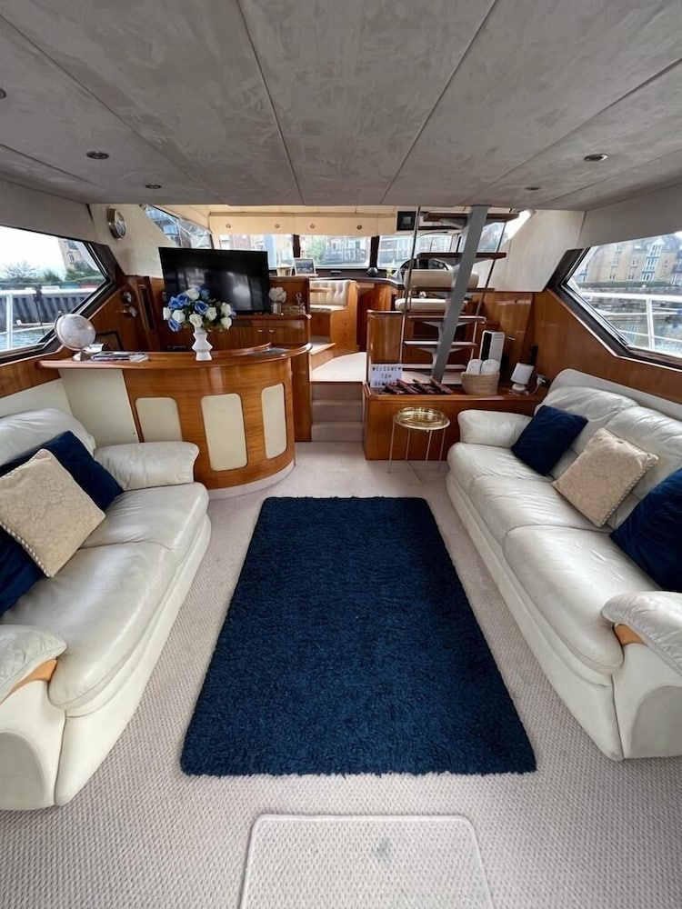 Superyacht On 5* Ocean Village Marina, Southampton - Southampton