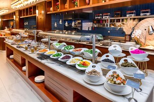 Café da manhã com buffet todos os dias (JOD 12 por pessoa) 