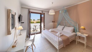 Um quarto com cama, mesa de cabeceira, abajur e vista para o exterior.