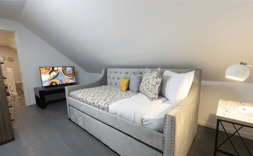 Cozy Cottage With King Bed 65” Tv & Arcade Games! - 코네티컷