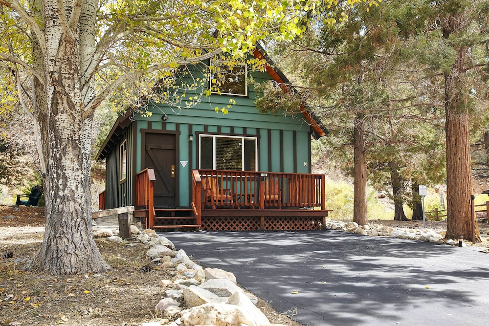 Big Bear City Cabin W/ Hot Tub ~ 4 Mi To Resort - Big Bear, CA