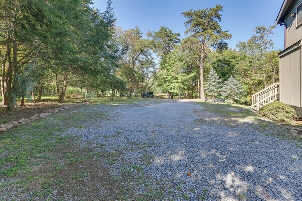West Virginia Home W/ Deck On Golf Course - Berkeley Springs, WV